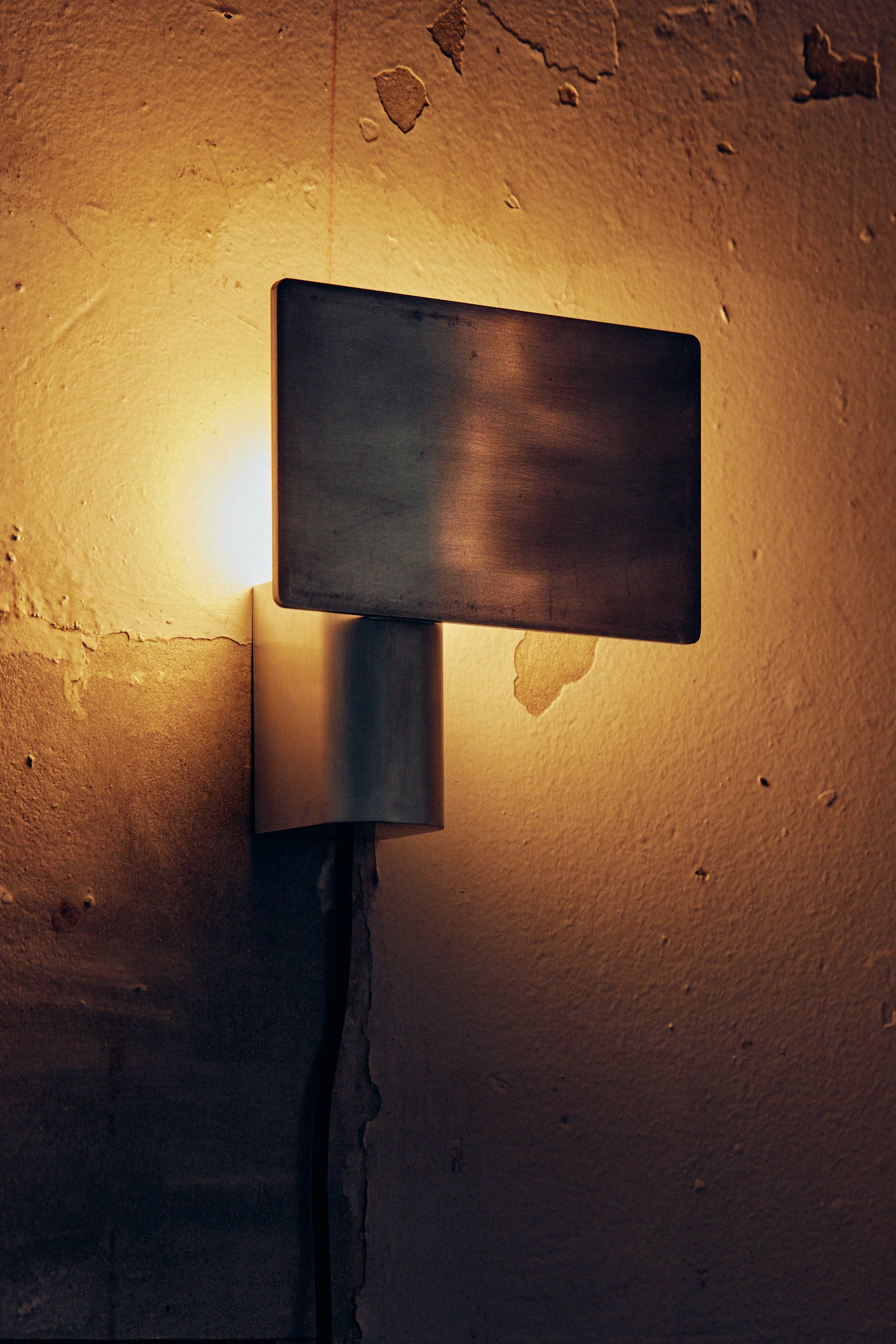 Shield Wall Light – studio HENRY WILSON