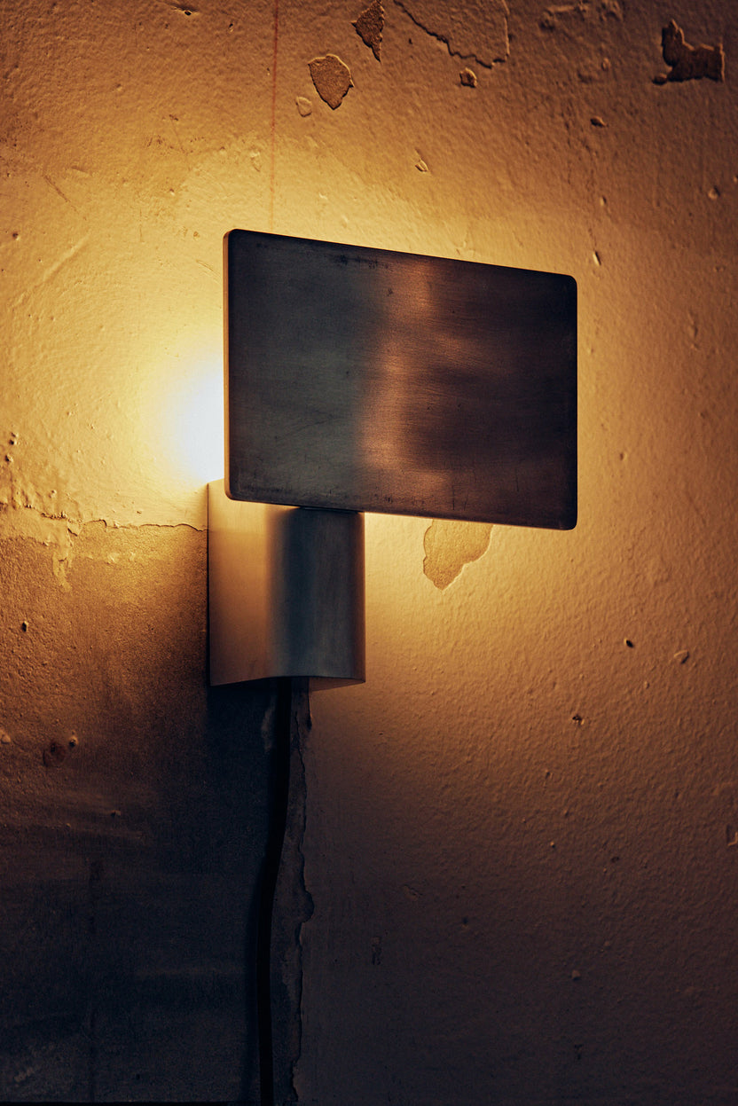 Shield Wall Light – studio HENRY WILSON