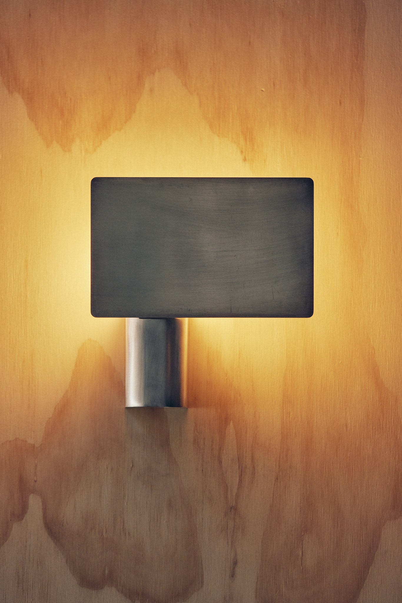 Shield Wall Light – studio HENRY WILSON