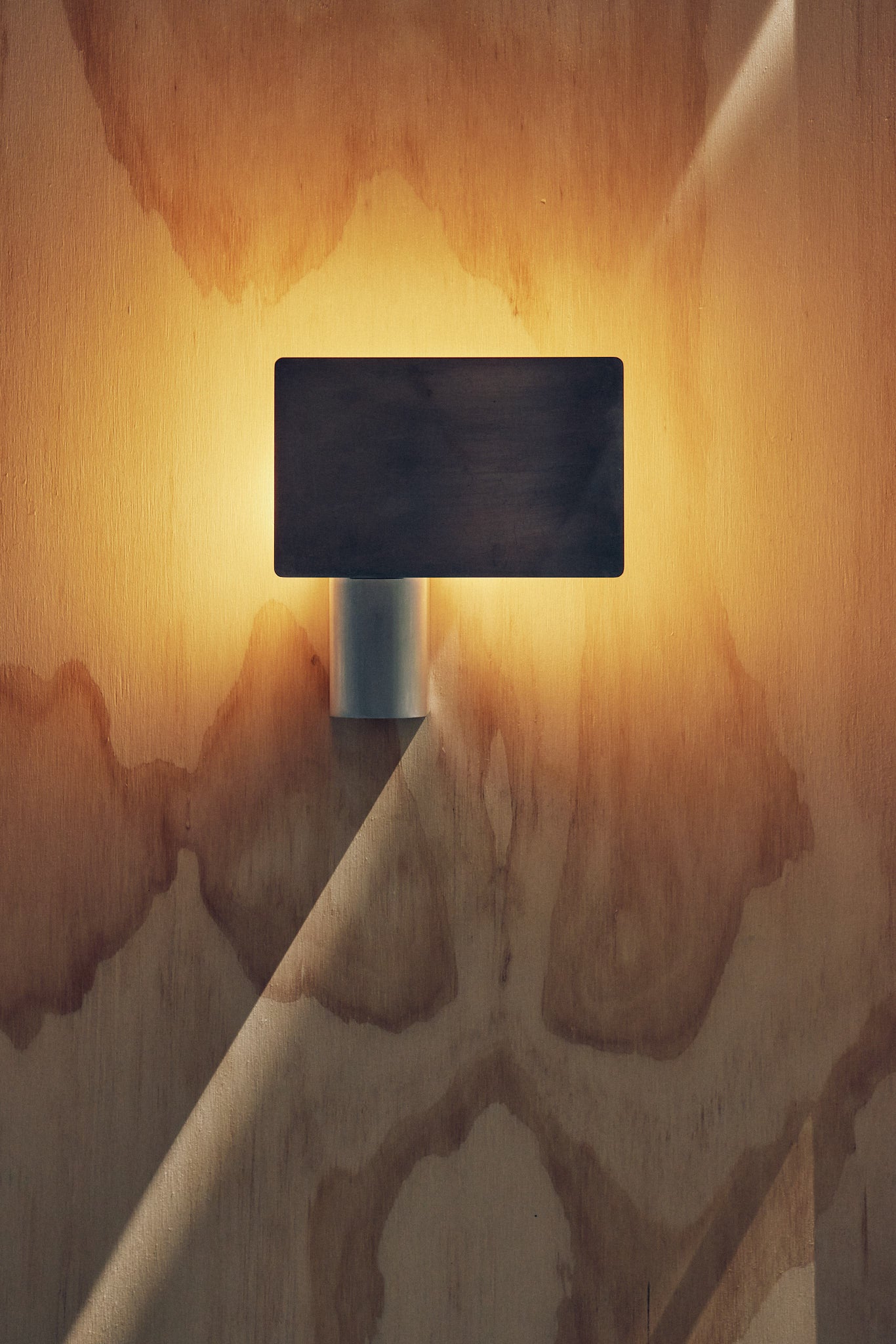 Shield Wall Light – studio HENRY WILSON